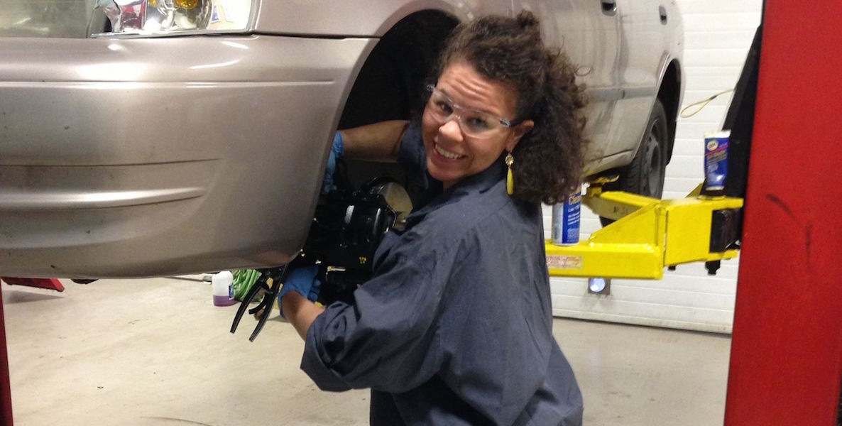 Girls Auto Clinic, le garage qui propose des soins de beauté pendant la ...