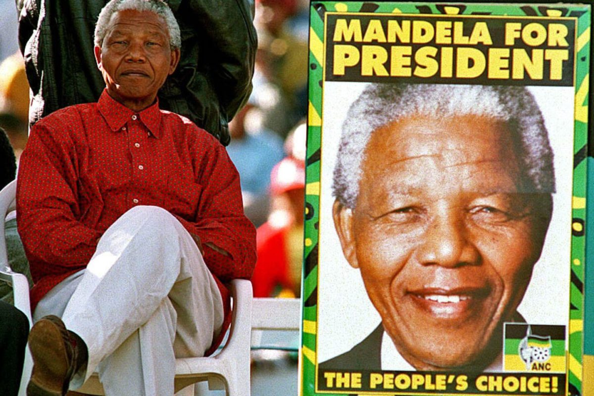 Nelson Mandela et l'ANC triomphent lors des élections de 1994, mettant ...